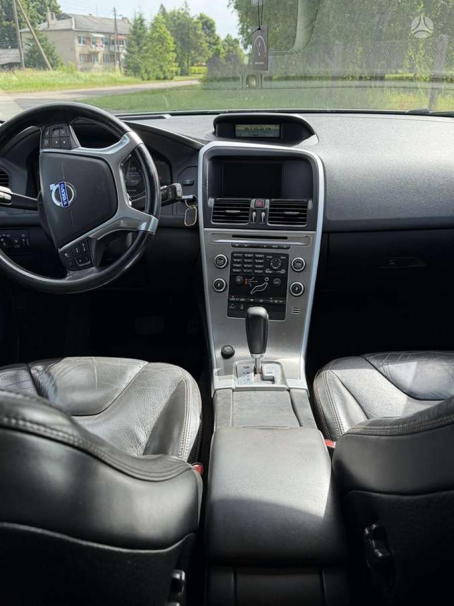 Grey Volvo XC60 2009 in Moletai, with an engine capacity of 2.40 L and mileage of 258 thousand km for 6200 €, photo 6 on AUTOMOTO.COM.LV
