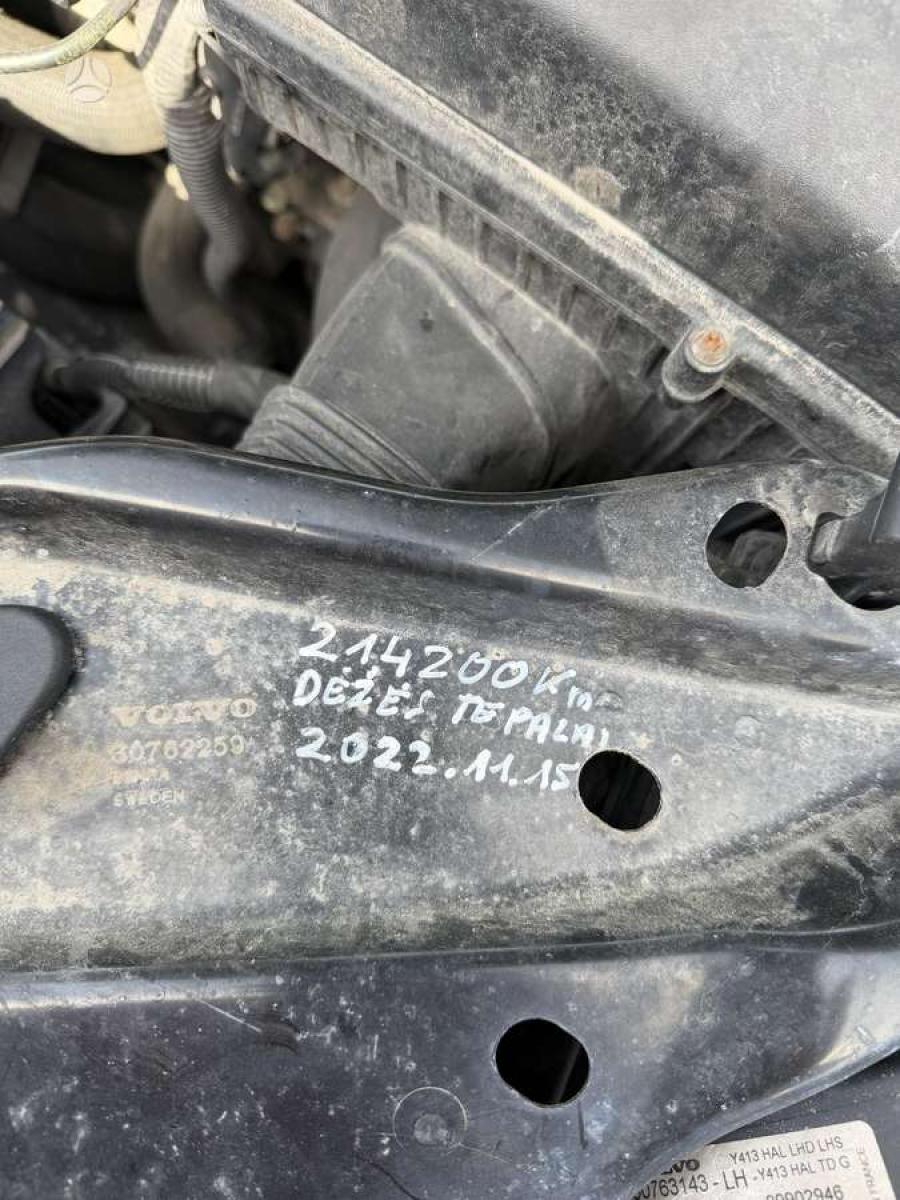Grey Volvo XC60 2009 in Moletai, with an engine capacity of 2.40 L and mileage of 258 thousand km for 6200 €, photo 8 on AUTOMOTO.COM.LV