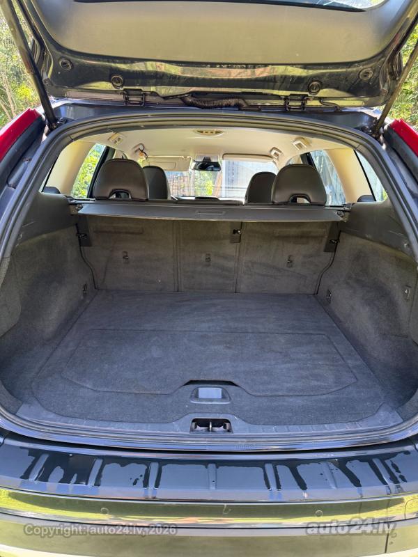 Grey Volvo XC60 2009 in Tallinn, with an engine capacity of 2.40 L and mileage of 363 thousand km for 7500 €, photo 6 on AUTOMOTO.COM.LV