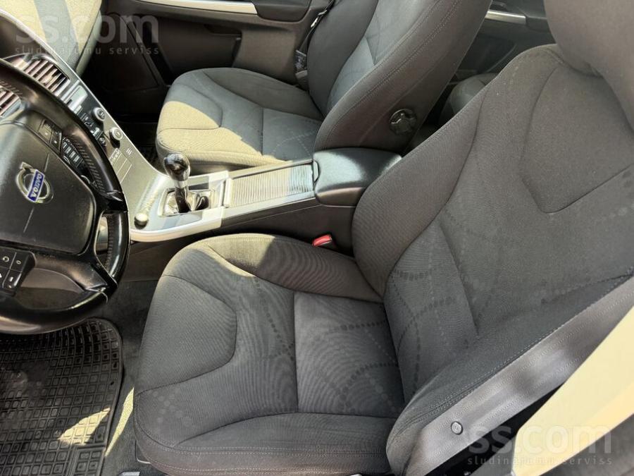 Pelēks Volvo XC60 2009 Rēzekne, ar dzinēja tilpumu 2.40 L un nobraukumu 0 tūkst. km par 6950 €, foto 14 vietnē AUTOMOTO.COM.LV