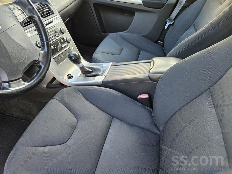 Pelēks Volvo XC60 2009 Jēkabpils, ar dzinēja tilpumu 2.40 L un nobraukumu 275 tūkst. km par 7490 €, foto 14 vietnē AUTOMOTO.COM.LV