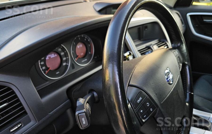 Pelēks Volvo XC60 2009 Jēkabpils, ar dzinēja tilpumu 2.40 L un nobraukumu 275 tūkst. km par 7490 €, foto 15 vietnē AUTOMOTO.COM.LV
