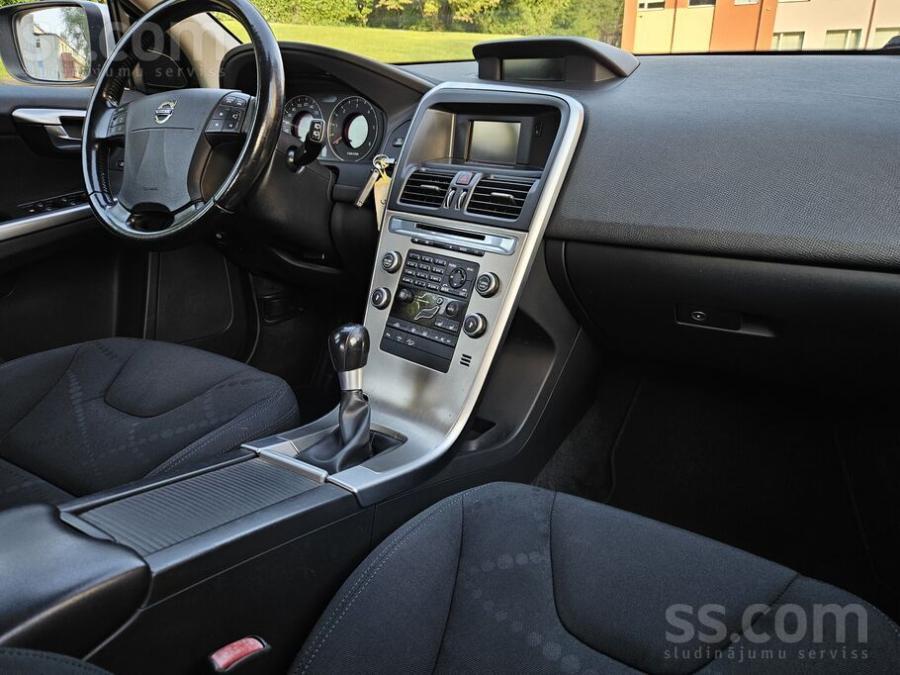 Pelēks Volvo XC60 2009 Jēkabpils, ar dzinēja tilpumu 2.40 L un nobraukumu 275 tūkst. km par 7490 €, foto 23 vietnē AUTOMOTO.COM.LV