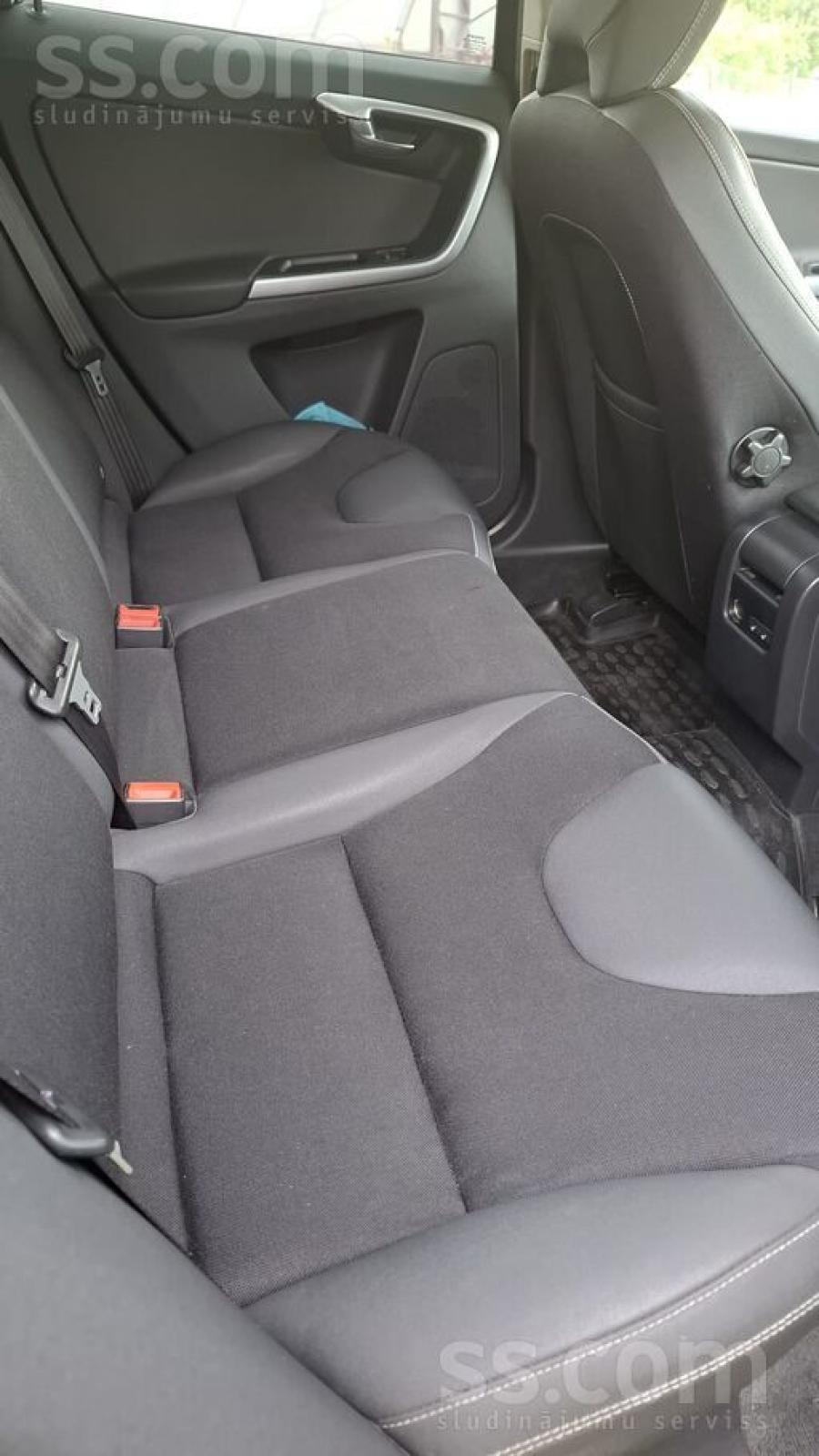 Grey Volvo XC60 2009 in Balvi, with an engine capacity of 2.40 L and mileage of 323 thousand km for 7200 €, photo 6 on AUTOMOTO.COM.LV