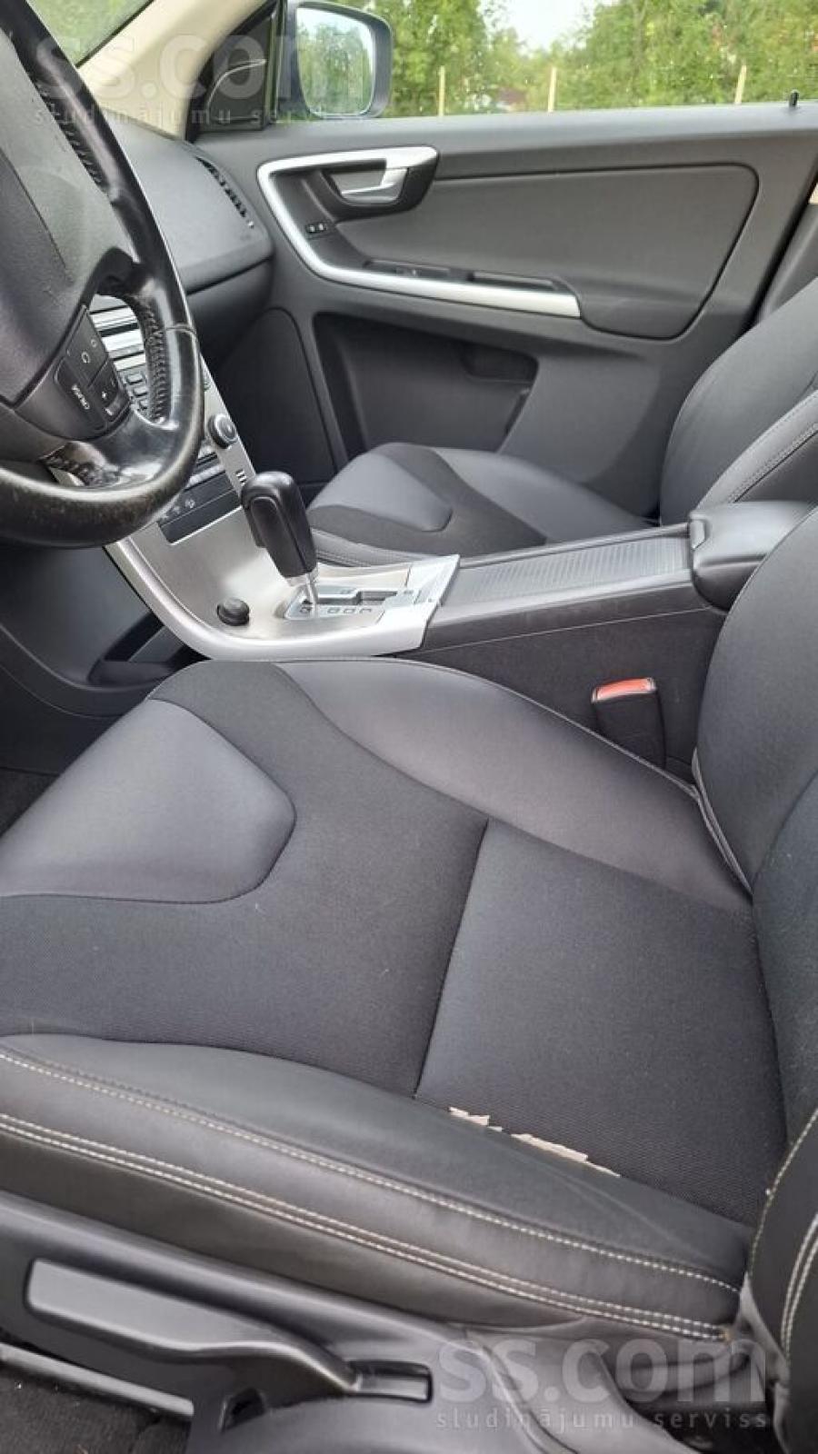 Grey Volvo XC60 2009 in Balvi, with an engine capacity of 2.40 L and mileage of 323 thousand km for 7200 €, photo 7 on AUTOMOTO.COM.LV