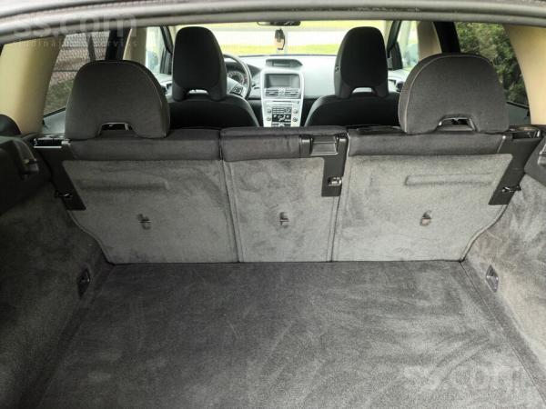 Grey Volvo XC60 2009 in Balvi, with an engine capacity of 2.40 L and mileage of 323 thousand km for 7200 €, photo 9 on AUTOMOTO.COM.LV