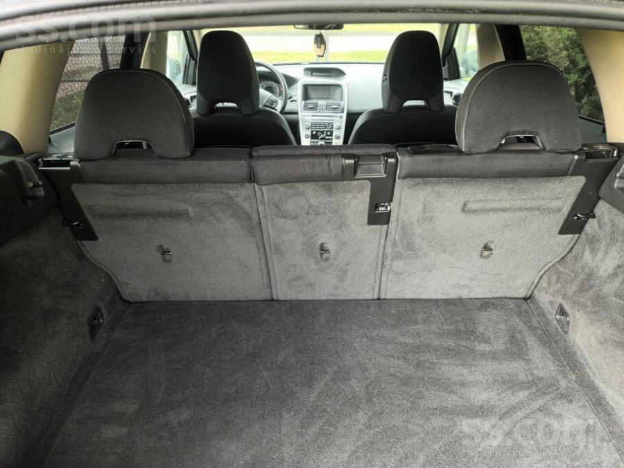 Grey Volvo XC60 2009 in Balvi, with an engine capacity of 2.40 L and mileage of 323 thousand km for 7200 €, photo 10 on AUTOMOTO.COM.LV