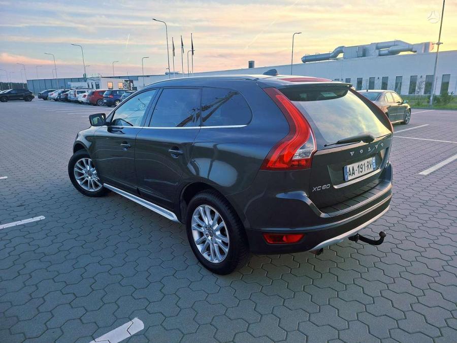 Grey Volvo XC60 2009 in Vilnius, with an engine capacity of 2.40 L and mileage of 368 thousand km for 6800 €, photo 6 on AUTOMOTO.COM.LV