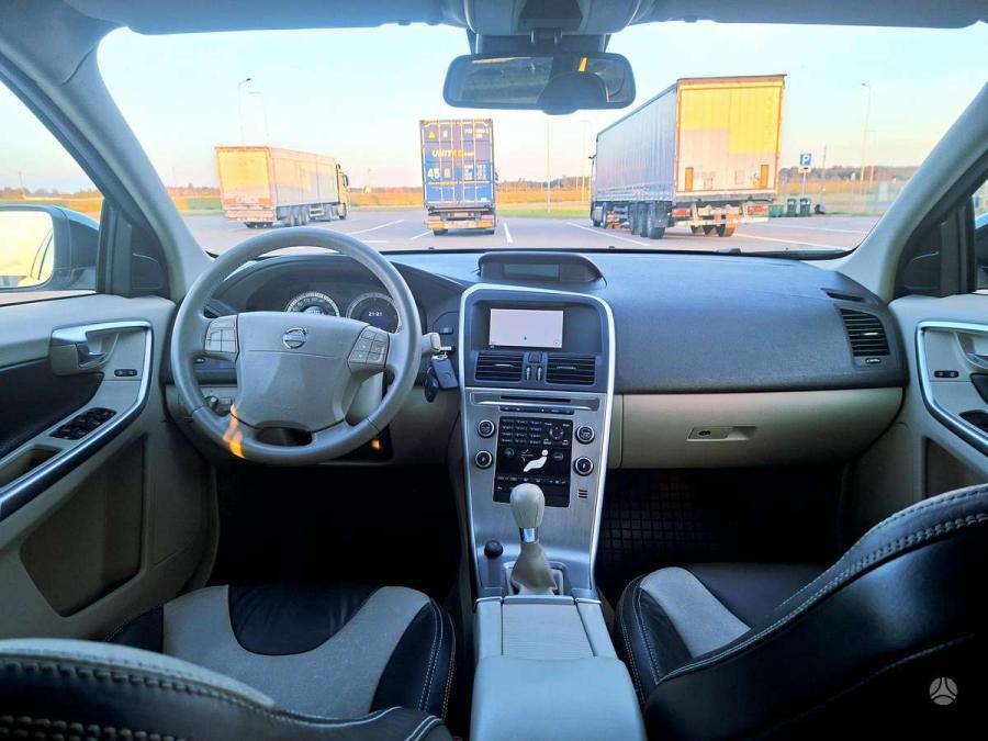 Grey Volvo XC60 2009 in Vilnius, with an engine capacity of 2.40 L and mileage of 368 thousand km for 6800 €, photo 13 on AUTOMOTO.COM.LV
