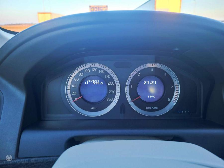 Grey Volvo XC60 2009 in Vilnius, with an engine capacity of 2.40 L and mileage of 368 thousand km for 6800 €, photo 17 on AUTOMOTO.COM.LV