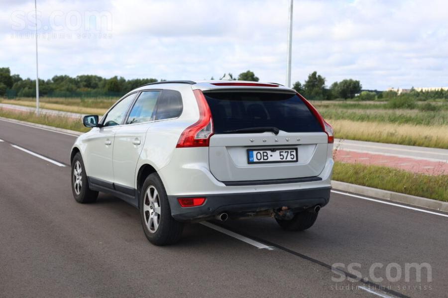 Grey Volvo XC60 2009 in Liepaja, with an engine capacity of 2.40 L and mileage of 275 thousand km for 6800 €, photo 5 on AUTOMOTO.COM.LV
