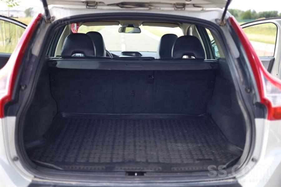 Grey Volvo XC60 2009 in Liepaja, with an engine capacity of 2.40 L and mileage of 275 thousand km for 6800 €, photo 10 on AUTOMOTO.COM.LV