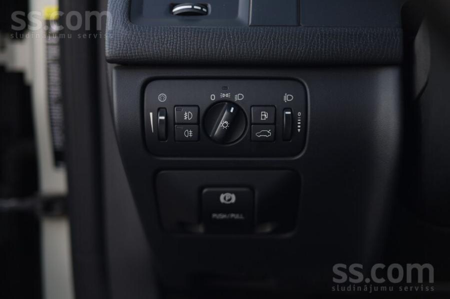 Grey Volvo XC60 2009 in Liepaja, with an engine capacity of 2.40 L and mileage of 275 thousand km for 6800 €, photo 13 on AUTOMOTO.COM.LV