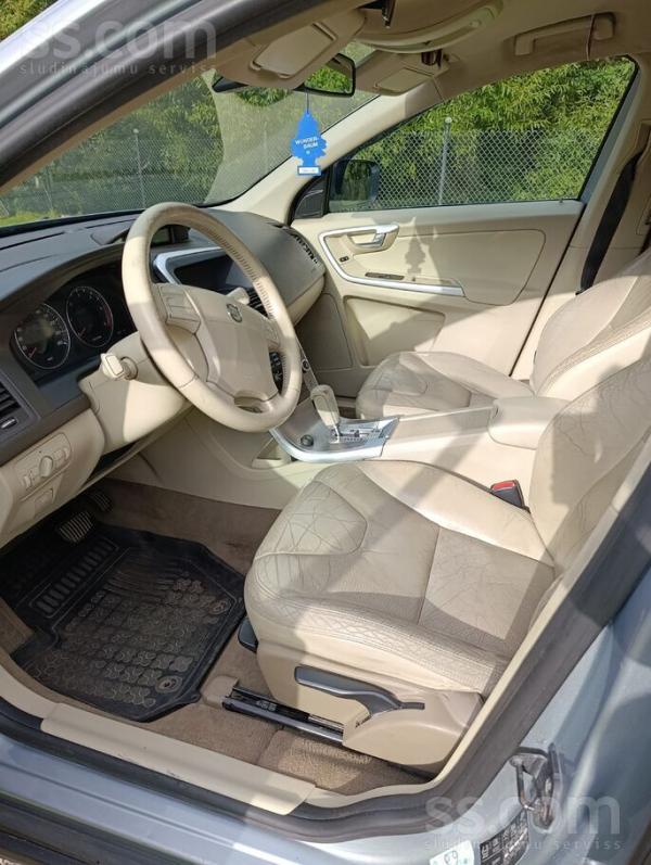 Grey Volvo XC60 2009 in Ventspils, with an engine capacity of 2.40 L and mileage of 292 thousand km for 6500 €, photo 5 on AUTOMOTO.COM.LV