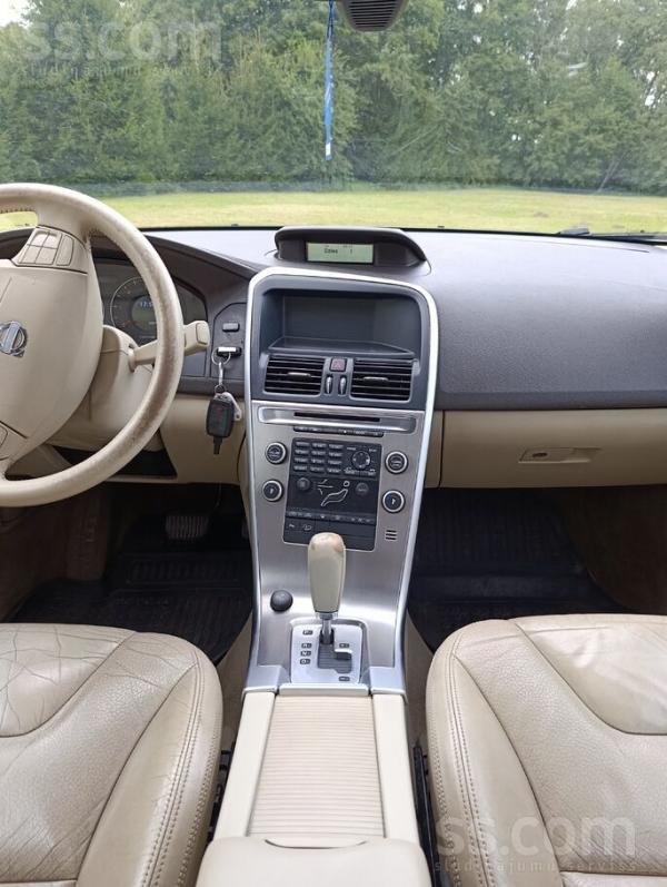 Grey Volvo XC60 2009 in Ventspils, with an engine capacity of 2.40 L and mileage of 292 thousand km for 6500 €, photo 7 on AUTOMOTO.COM.LV