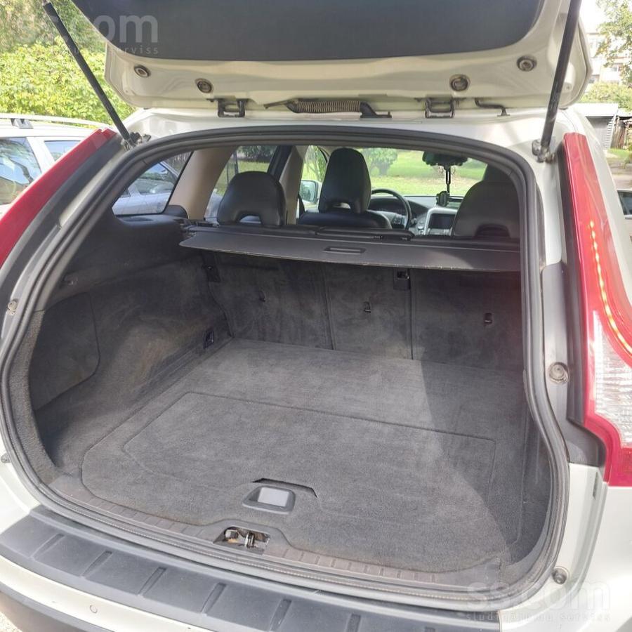 Grey Volvo XC60 2009 in Riga, with an engine capacity of 2.40 L and mileage of 399 thousand km for 6500 €, photo 8 on AUTOMOTO.COM.LV