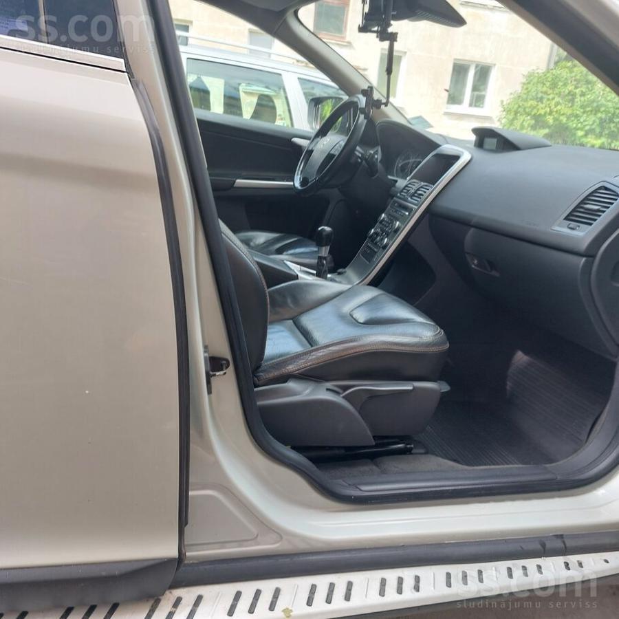 Grey Volvo XC60 2009 in Riga, with an engine capacity of 2.40 L and mileage of 399 thousand km for 6500 €, photo 9 on AUTOMOTO.COM.LV