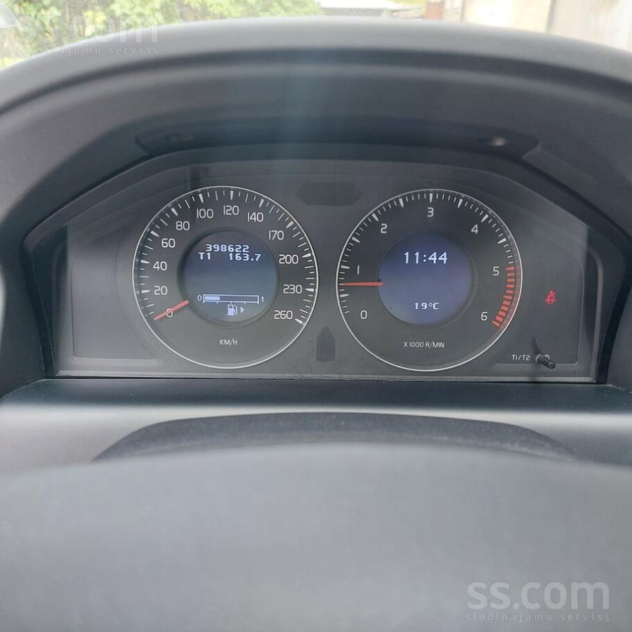 Grey Volvo XC60 2009 in Riga, with an engine capacity of 2.40 L and mileage of 399 thousand km for 6500 €, photo 10 on AUTOMOTO.COM.LV
