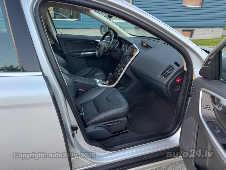 Pelēks Volvo XC60 2009 Tallina, ar dzinēja tilpumu 2.40 L un nobraukumu 279 tūkst. km par 9900 €, foto 13 vietnē AUTOMOTO.COM.LV