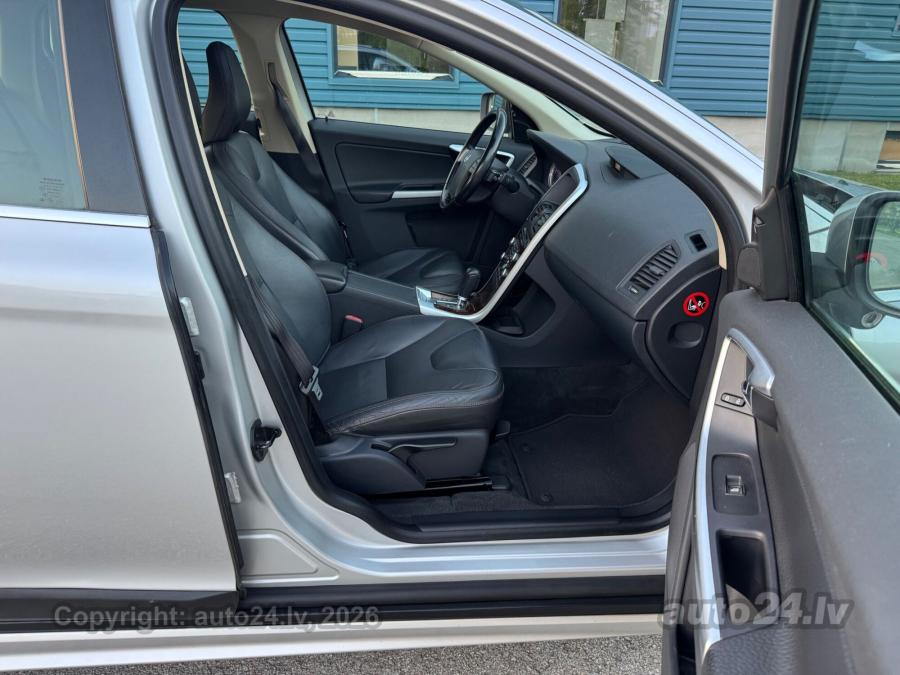 Pelēks Volvo XC60 2009 Tallina, ar dzinēja tilpumu 2.40 L un nobraukumu 279 tūkst. km par 9900 €, foto 14 vietnē AUTOMOTO.COM.LV