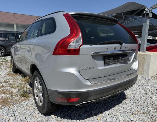 Grey Volvo XC60 2009 in Siauliai, with an engine capacity of 2.40 L and mileage of 266 thousand km for 4200 €, photo 7 on AUTOMOTO.COM.LV