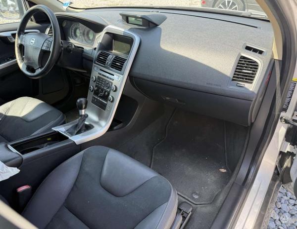 Grey Volvo XC60 2009 in Siauliai, with an engine capacity of 2.40 L and mileage of 266 thousand km for 4200 €, photo 8 on AUTOMOTO.COM.LV