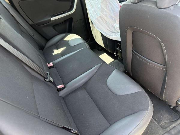 Grey Volvo XC60 2009 in Siauliai, with an engine capacity of 2.40 L and mileage of 266 thousand km for 4200 €, photo 10 on AUTOMOTO.COM.LV
