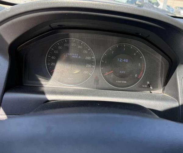 Grey Volvo XC60 2009 in Siauliai, with an engine capacity of 2.40 L and mileage of 266 thousand km for 4200 €, photo 11 on AUTOMOTO.COM.LV