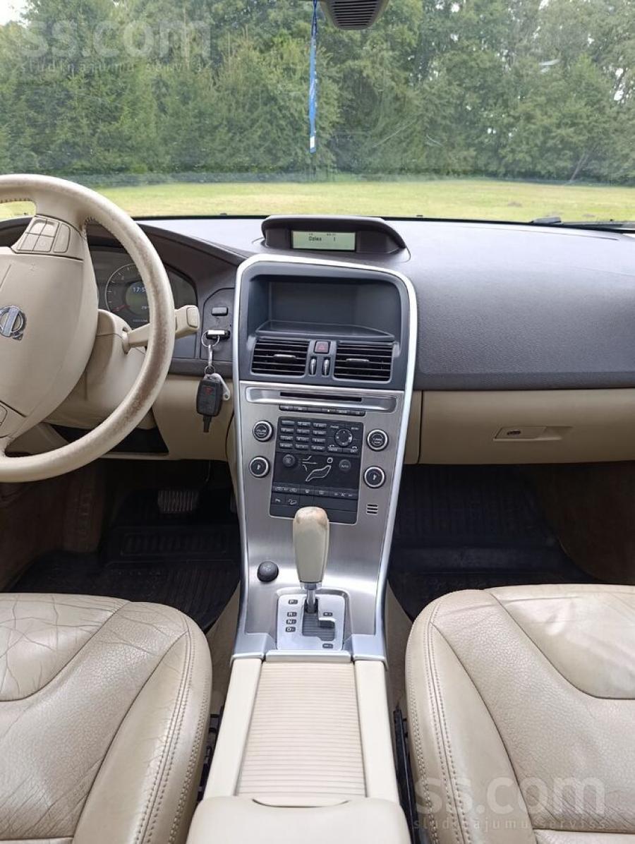 Grey Volvo XC60 2009 in Ventspils, with an engine capacity of 2.40 L and mileage of 292 thousand km for 6000 €, photo 8 on AUTOMOTO.COM.LV