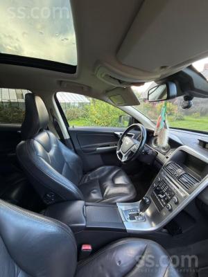 Grey Volvo XC60 2009 in Daugavpils, with an engine capacity of 2.40 L and mileage of 426 thousand km for 5100 €, photo 4 on AUTOMOTO.COM.LV
