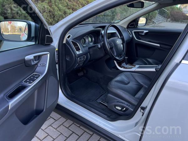 Pelēks Volvo XC60 2009 Rīga, ar dzinēja tilpumu 2.40 L un nobraukumu 330 tūkst. km par 7990 €, foto 10 vietnē AUTOMOTO.COM.LV