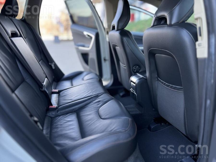 Pelēks Volvo XC60 2009 Rīga, ar dzinēja tilpumu 2.40 L un nobraukumu 330 tūkst. km par 7990 €, foto 26 vietnē AUTOMOTO.COM.LV