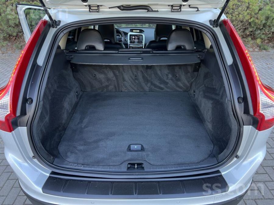 Pelēks Volvo XC60 2009 Rīga, ar dzinēja tilpumu 2.40 L un nobraukumu 330 tūkst. km par 7990 €, foto 28 vietnē AUTOMOTO.COM.LV