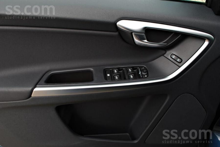 Grey Volvo XC60 2009 in Tukums, with an engine capacity of 2.40 L and mileage of 320 thousand km for 7350 €, photo 9 on AUTOMOTO.COM.LV