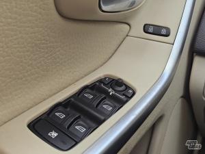 Grey Volvo XC60 2009 in Ariogala, with an engine capacity of 2.40 L and mileage of 396 thousand km for 6300 €, photo 16 on AUTOMOTO.COM.LV