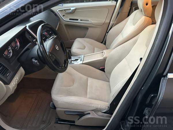 Grey Volvo XC60 2009 in Daugavpils, with an engine capacity of 2.40 L and mileage of 298 thousand km for 5500 €, photo 10 on AUTOMOTO.COM.LV