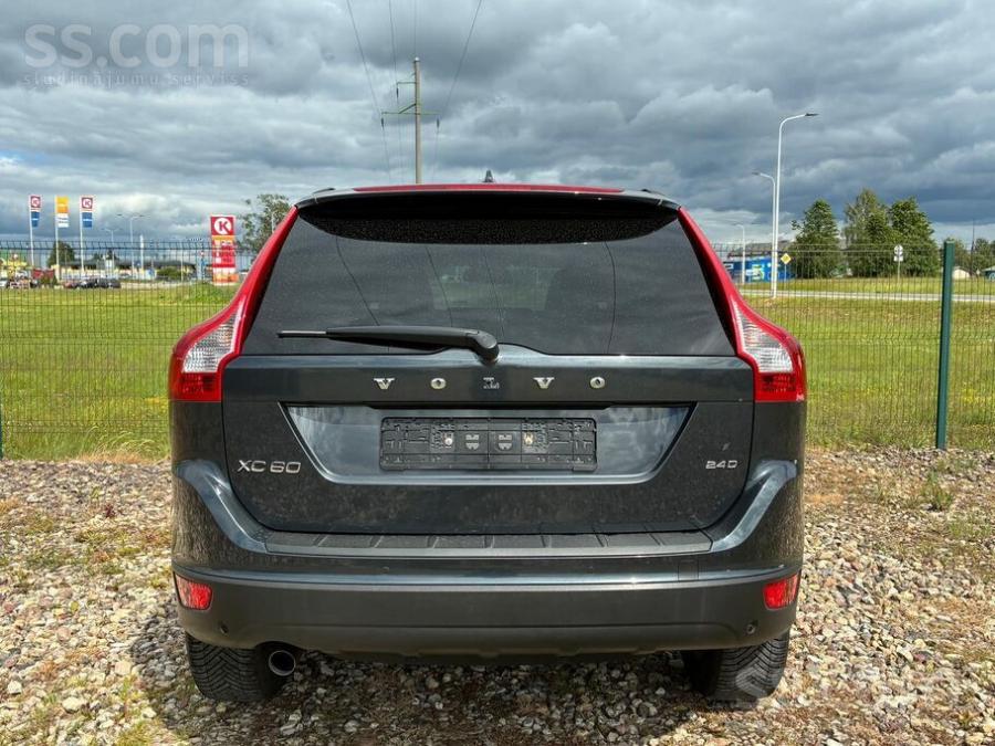 Grey Volvo XC60 2010 in Saldus, with an engine capacity of 2.40 L and mileage of 235 thousand km for 8500 €, photo 5 on AUTOMOTO.COM.LV