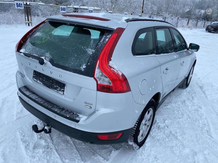 Pelēks Volvo XC60 2010 Alīta, ar dzinēja tilpumu 2.40 L un nobraukumu 266 tūkst. km par 7650 €, foto 7 vietnē AUTOMOTO.COM.LV