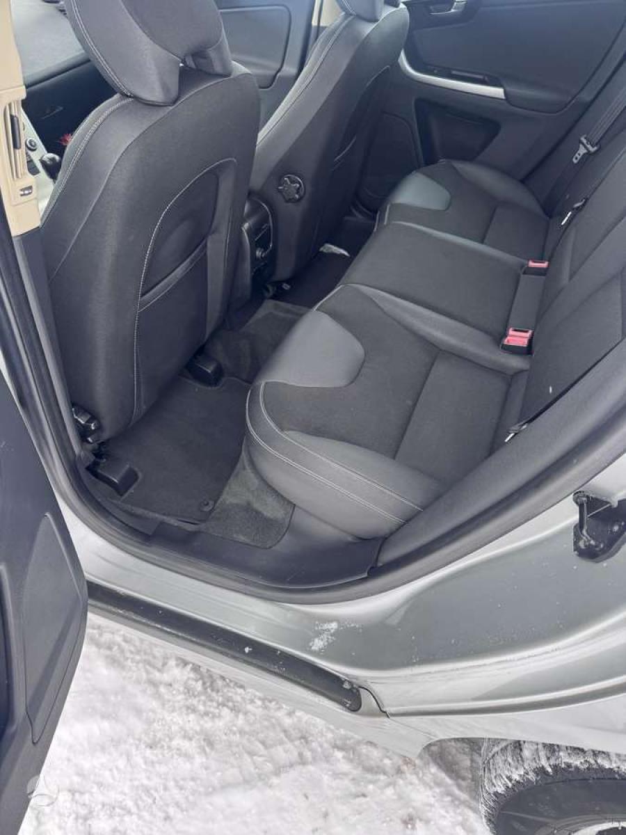 Pelēks Volvo XC60 2010 Alīta, ar dzinēja tilpumu 2.40 L un nobraukumu 266 tūkst. km par 7650 €, foto 10 vietnē AUTOMOTO.COM.LV