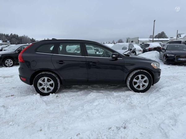 Grey Volvo XC60 2010 in Utena, with an engine capacity of 2.40 L and mileage of 263 thousand km for 7650 €, photo 4 on AUTOMOTO.COM.LV
