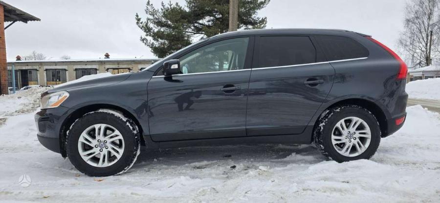 Grey Volvo XC60 2010 in Siauliai, with an engine capacity of 2.40 L and mileage of 283 thousand km for 8350 €, photo 2 on AUTOMOTO.COM.LV