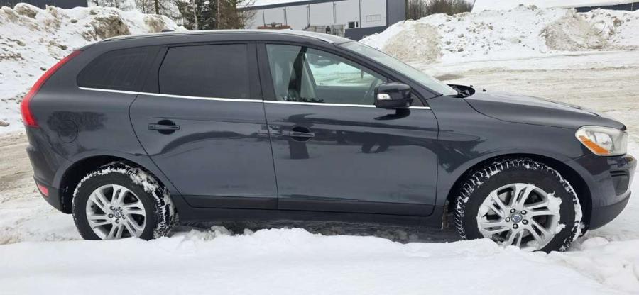 Grey Volvo XC60 2010 in Siauliai, with an engine capacity of 2.40 L and mileage of 283 thousand km for 8350 €, photo 6 on AUTOMOTO.COM.LV