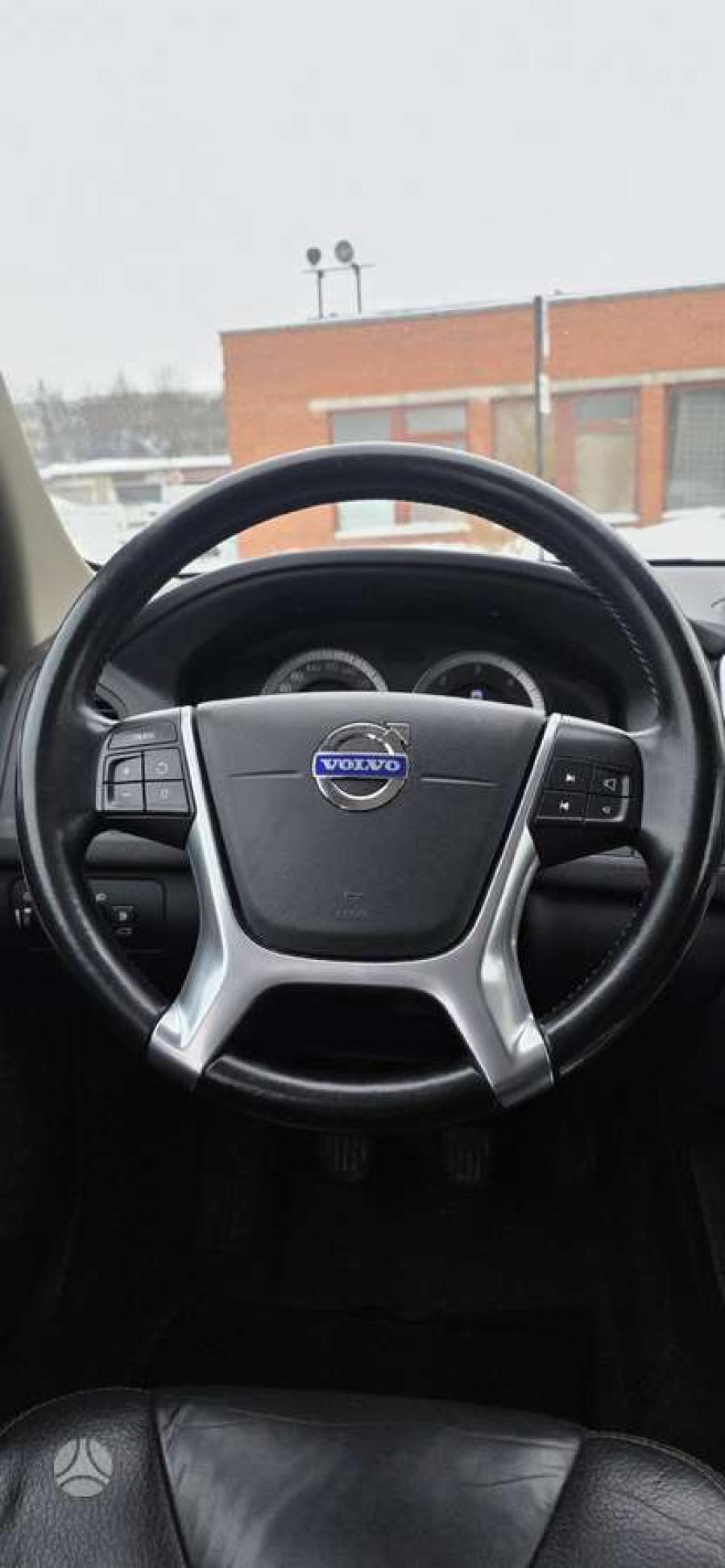 Grey Volvo XC60 2010 in Siauliai, with an engine capacity of 2.40 L and mileage of 283 thousand km for 8350 €, photo 20 on AUTOMOTO.COM.LV
