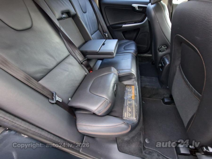 Pelēks Volvo XC60 2010 Tartu, ar dzinēja tilpumu 2.40 L un nobraukumu 246 tūkst. km par 9890 €, foto 26 vietnē AUTOMOTO.COM.LV