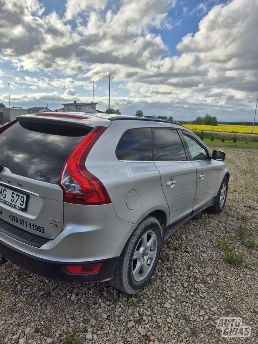 Pelēks Volvo XC60 2010 Panevēža, ar dzinēja tilpumu 2.40 L un nobraukumu 347 tūkst. km par 6500 €, foto 3 vietnē AUTOMOTO.COM.LV