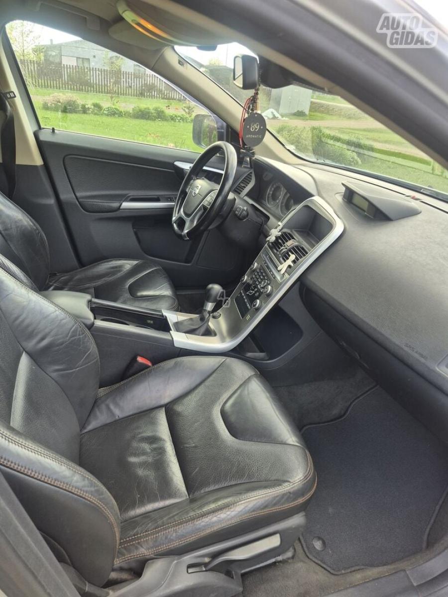 Pelēks Volvo XC60 2010 Panevēža, ar dzinēja tilpumu 2.40 L un nobraukumu 347 tūkst. km par 6500 €, foto 9 vietnē AUTOMOTO.COM.LV