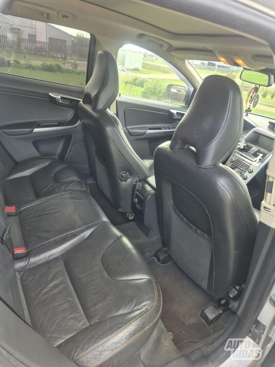 Pelēks Volvo XC60 2010 Panevēža, ar dzinēja tilpumu 2.40 L un nobraukumu 347 tūkst. km par 6500 €, foto 10 vietnē AUTOMOTO.COM.LV