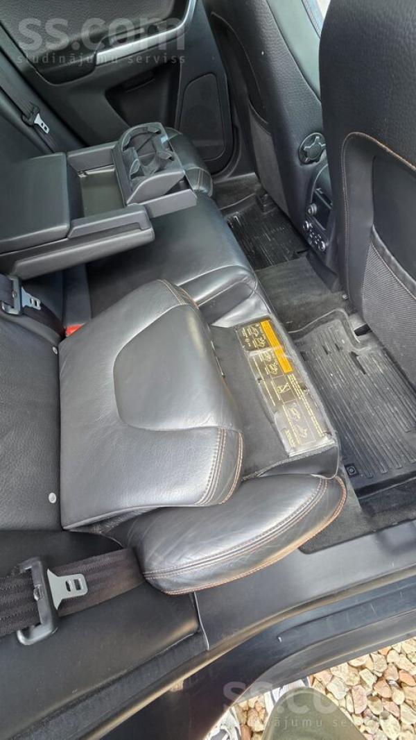 Grey Volvo XC60 2010 in Bauska, with an engine capacity of 2.40 L and mileage of 437 thousand km for 6200 €, photo 10 on AUTOMOTO.COM.LV