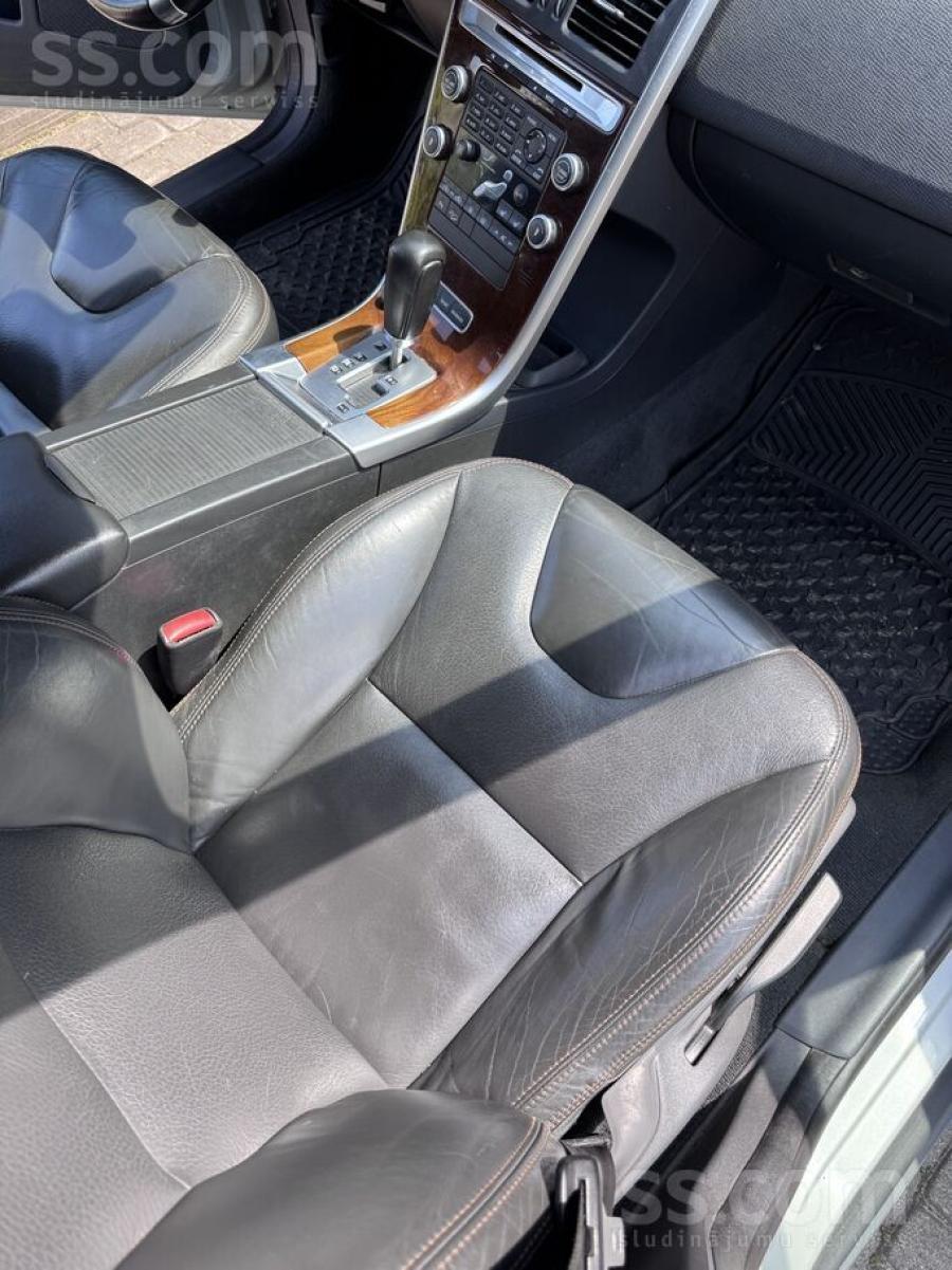 Pelēks Volvo XC60 2010 Rīga, ar dzinēja tilpumu 2.40 L un nobraukumu 296 tūkst. km par 7990 €, foto 17 vietnē AUTOMOTO.COM.LV
