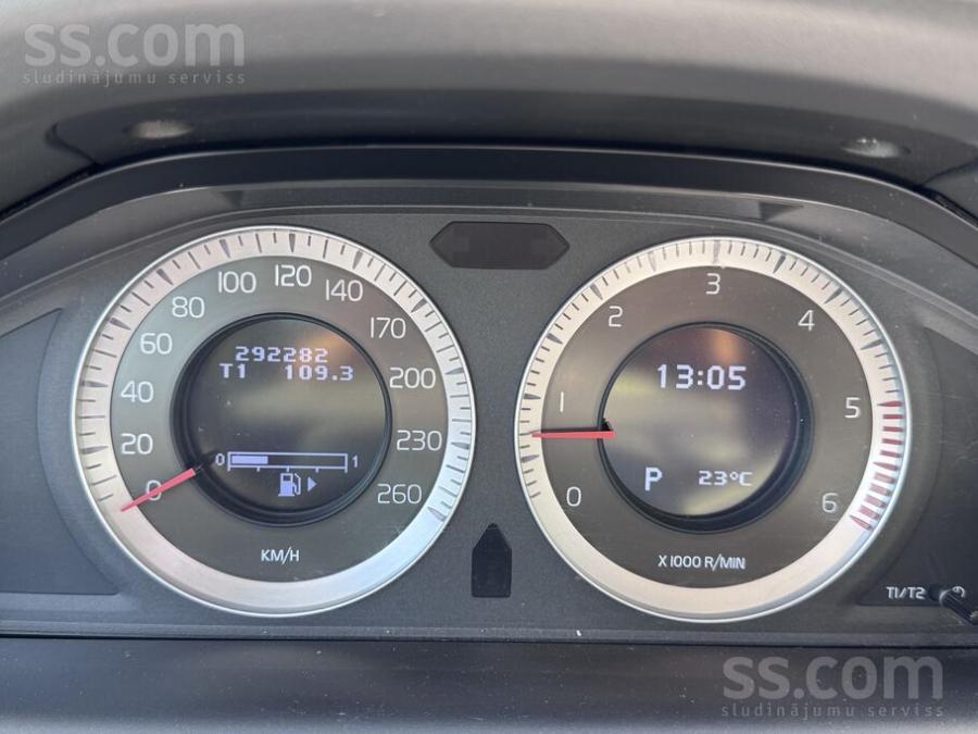 Pelēks Volvo XC60 2010 Rīga, ar dzinēja tilpumu 2.40 L un nobraukumu 296 tūkst. km par 7990 €, foto 18 vietnē AUTOMOTO.COM.LV